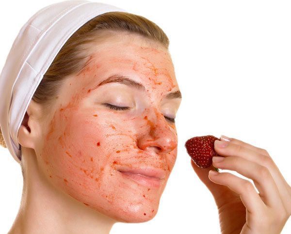 SOME AMAZING STRAWBERRY BEAUTY TIPS FOR CLEAR SKIN