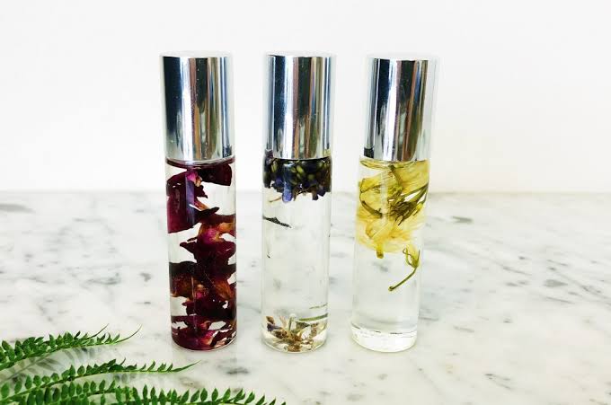 DIY PERFUME RECIPE WITH NATURAL FLOWERS